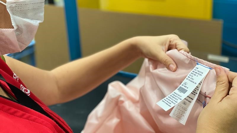 Joyson Safety y Ford fabrican batas reutilizables con la tela de airbags