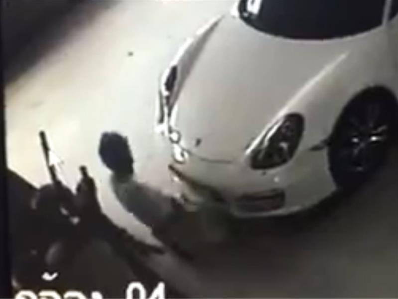 Mecanofilia: Hombre tiene sexo con un Porsche Boxster