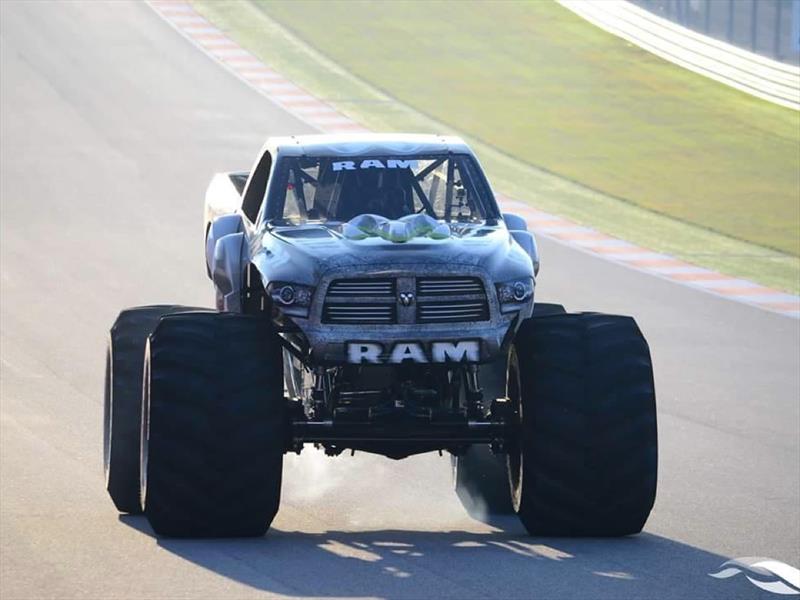 Video: Un Monster Truck rompiendo el récord Guinness de velocidad