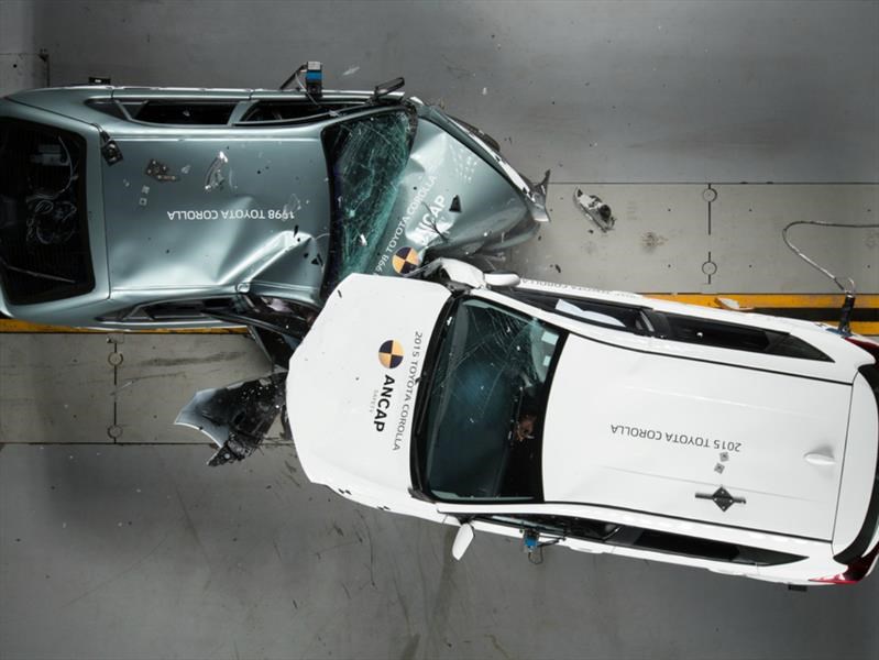 Prueba de choque entre un Corolla 1998 y un Corolla 2015