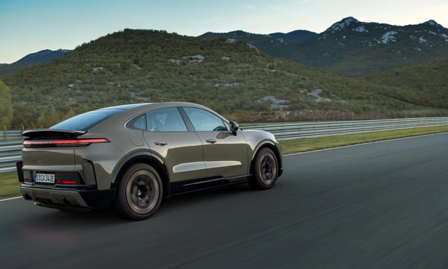El Porsche Cayenne Coupé EV es brutal, y lo manejamos en Múnich